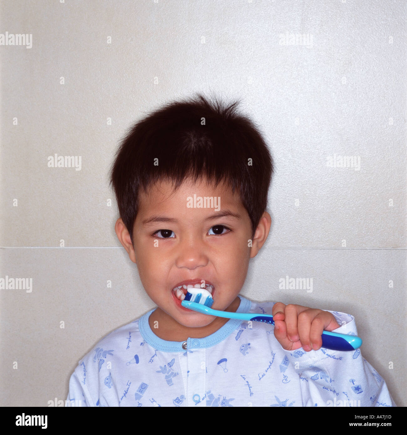 Boy brushing his teeth Stock Photo - Alamy