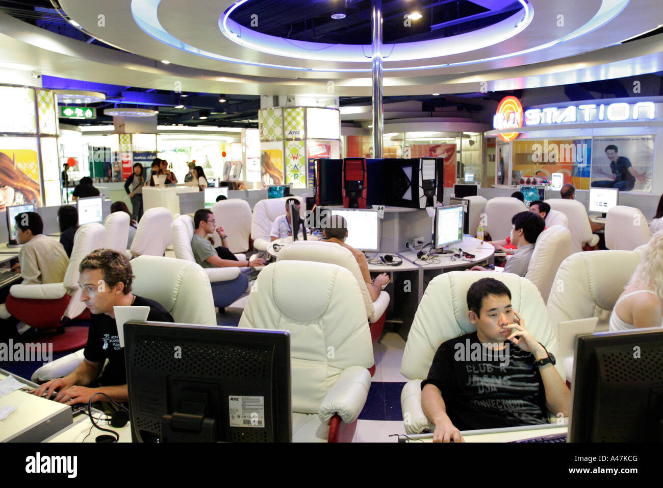 People in cyber cafe hi-res stock photography and images - Alamy