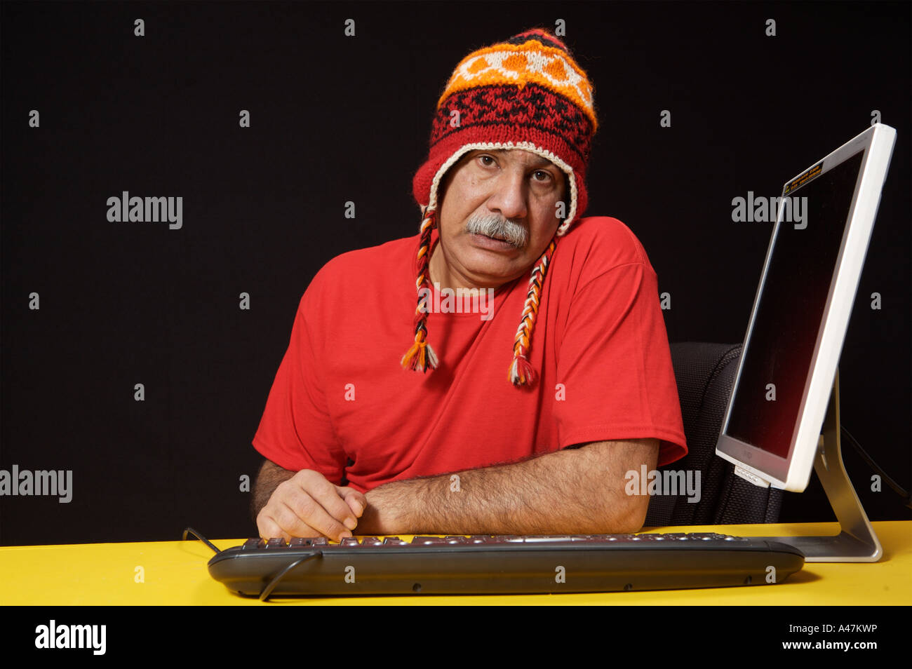Face confused old man computer hi-res stock photography and images - Alamy