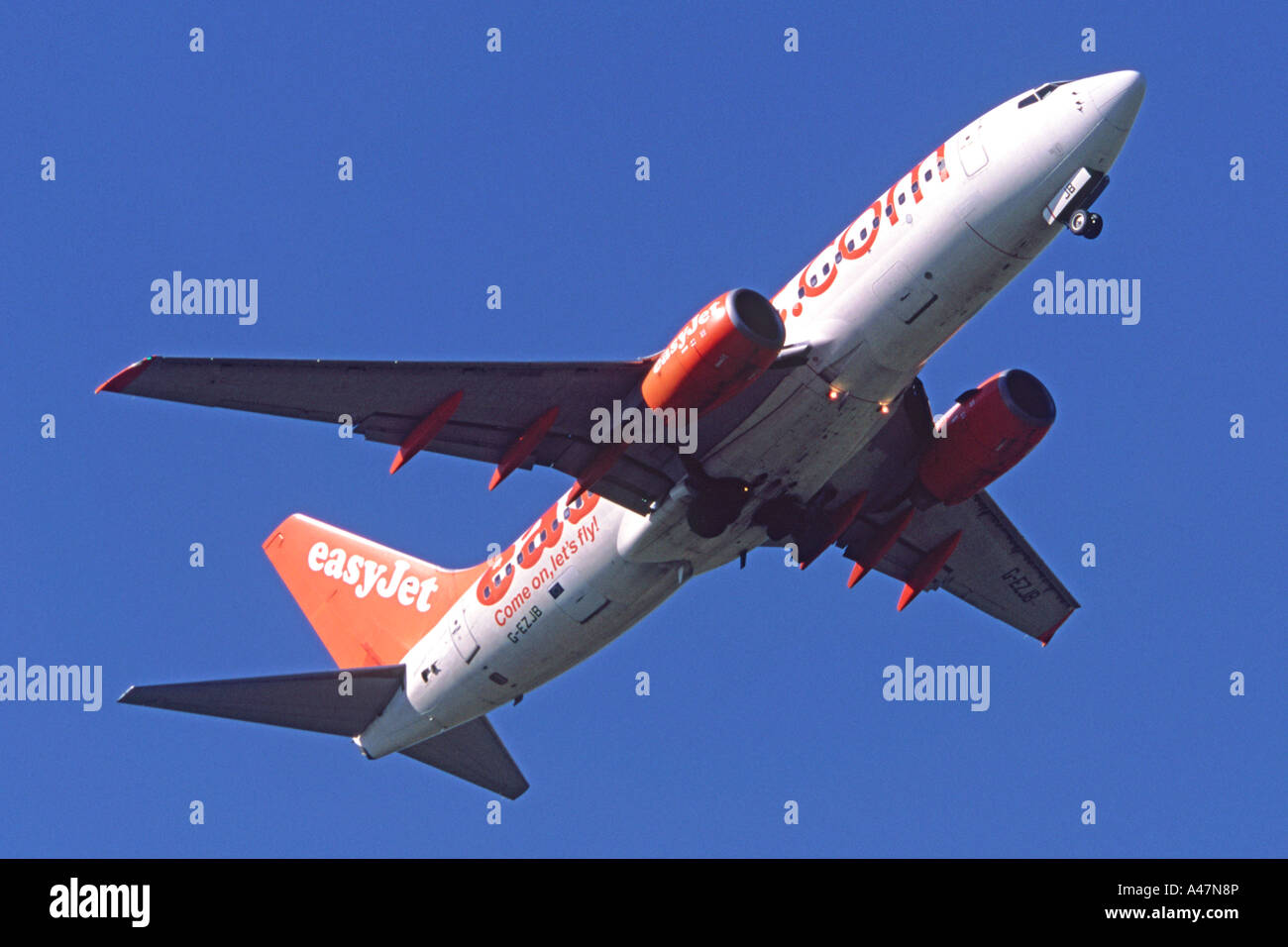 Easyjet planes luton airport hi-res stock photography and images - Alamy