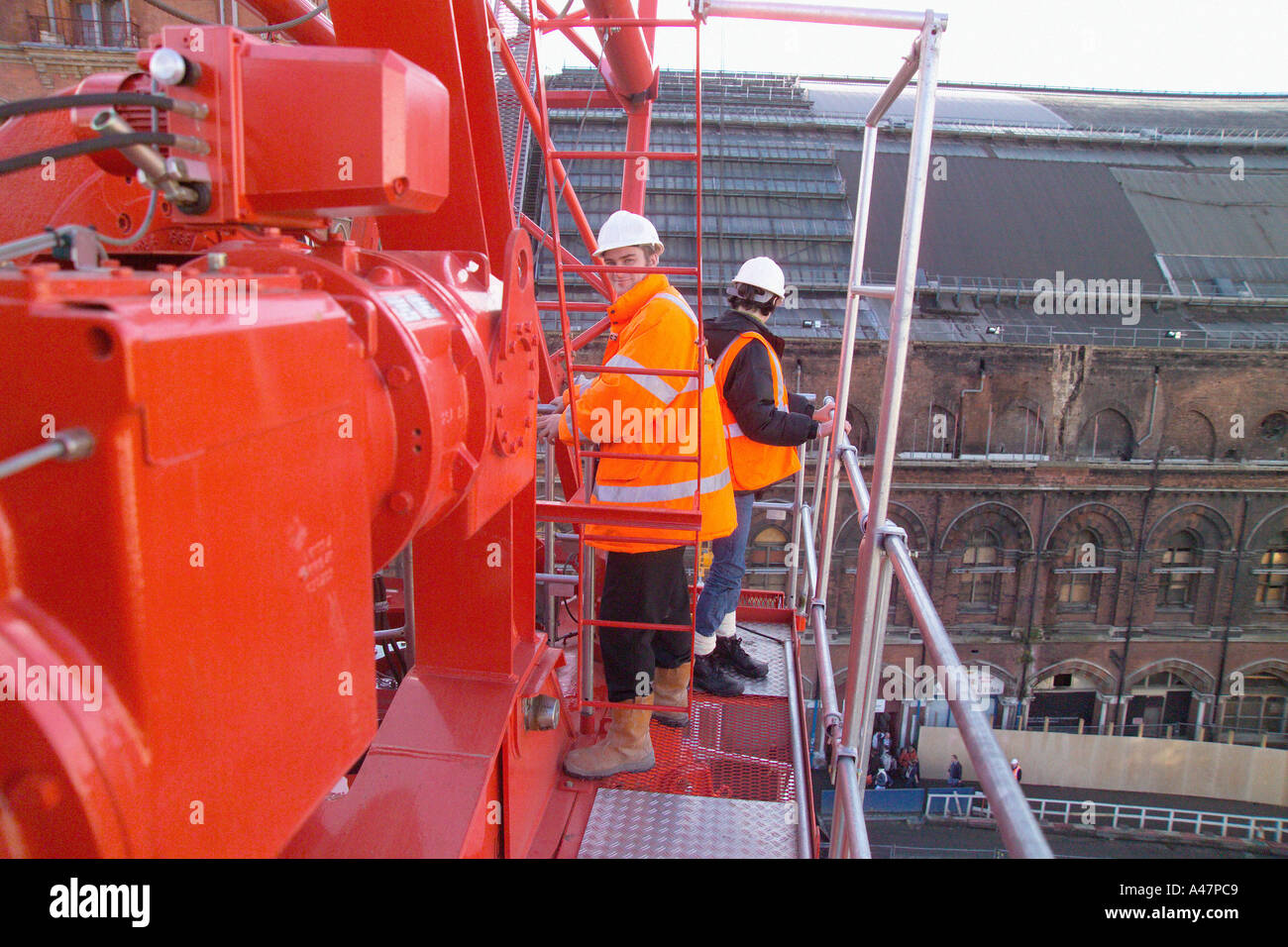 Crane high housebuilding hi-res stock photography and images - Alamy