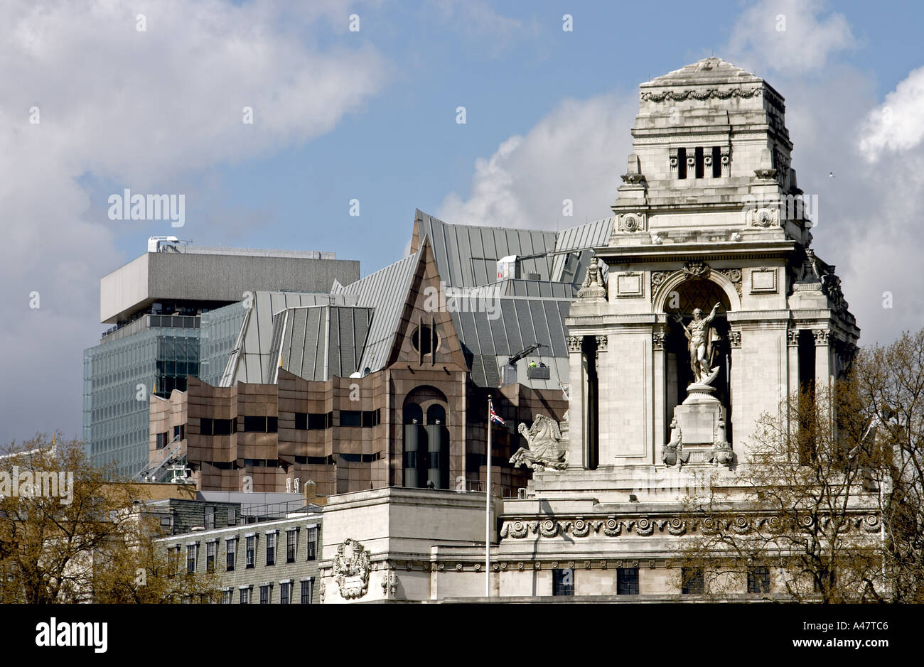 Trinity House Port of London with Minster Court City of London EC3 ...