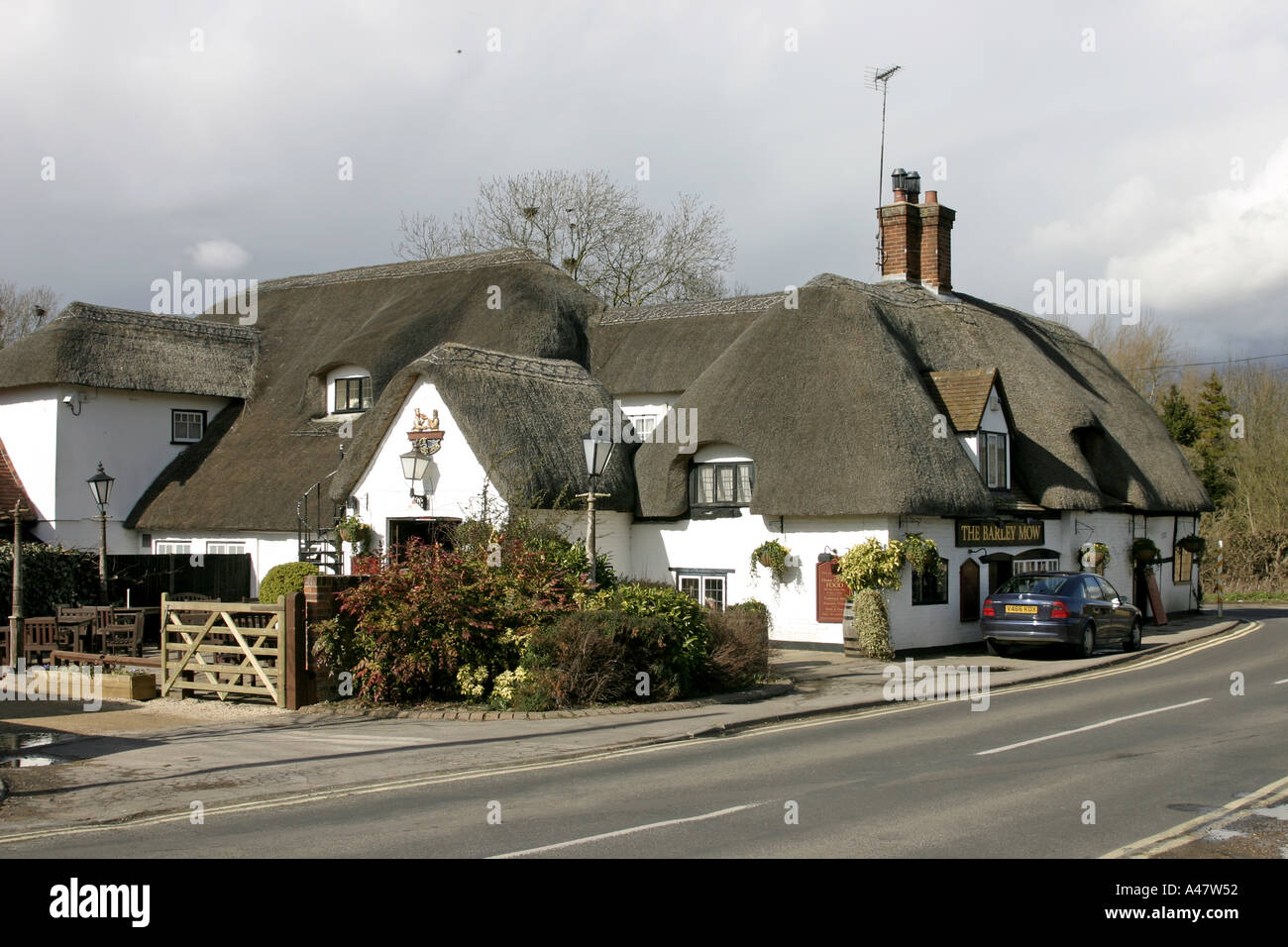 The old Barley Mow pub with thatched roof at Clifton Hampden ...