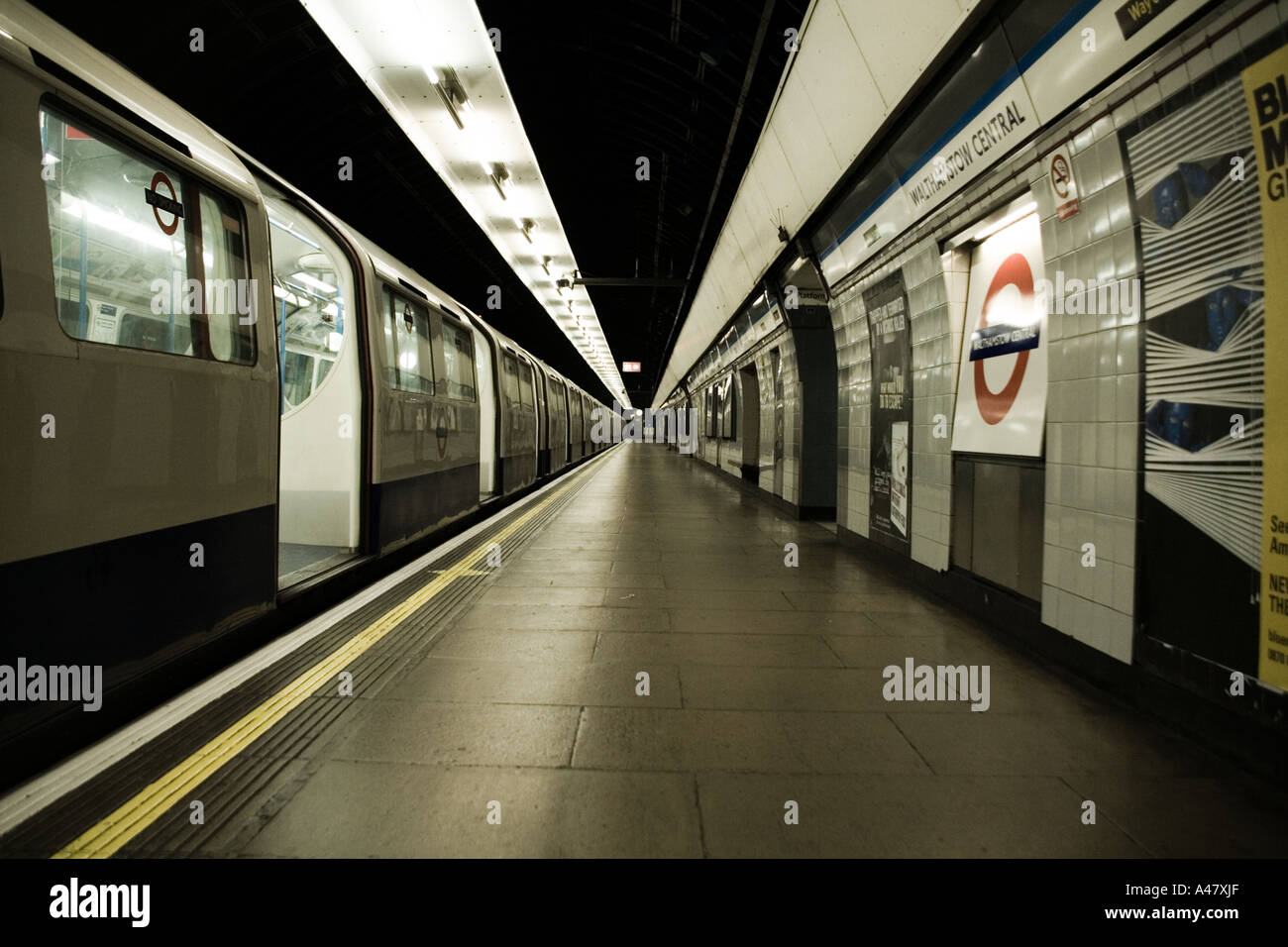 Empty tube station hi-res stock photography and images - Alamy