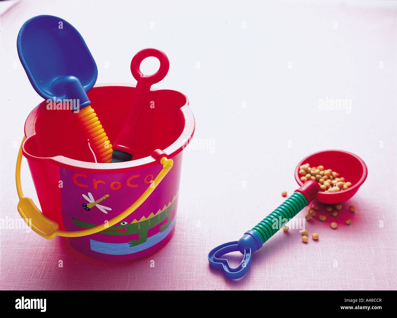 Sand pail and shovels hi-res stock photography and images - Alamy