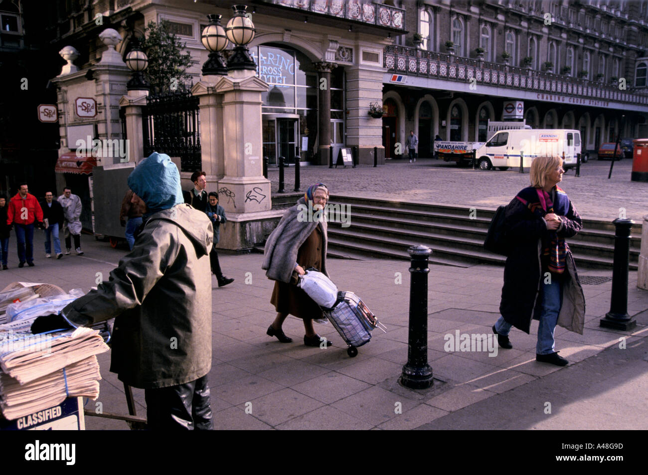 homeless woman london Stock Photo - Alamy