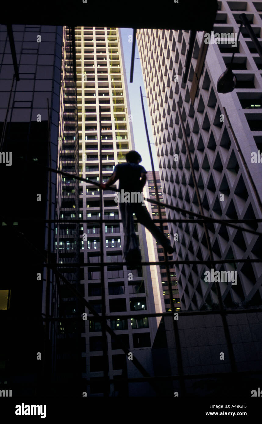 Bamboo scaffolding skyscraper building hi-res stock photography and images - Alamy