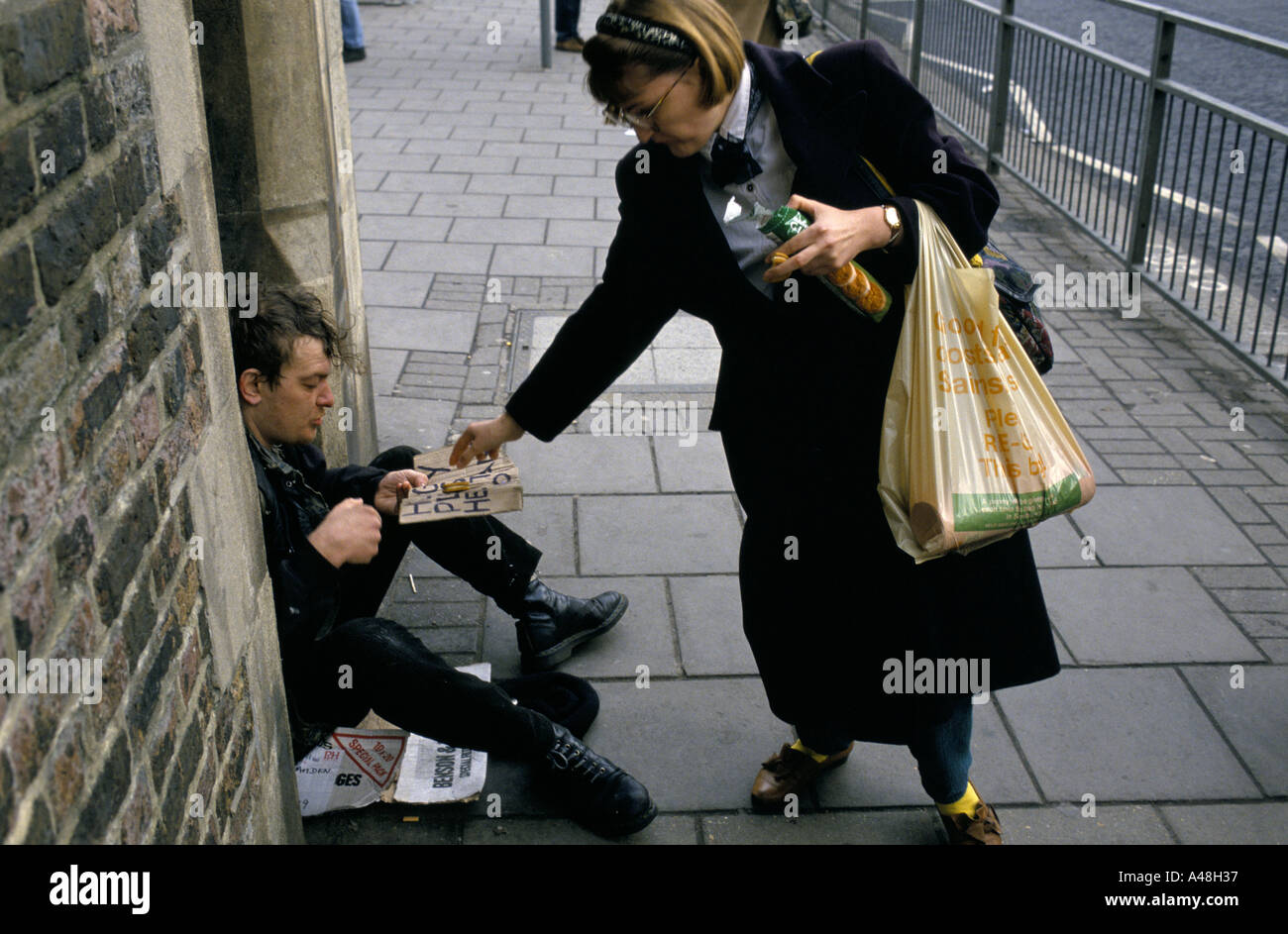 Giving money homeless hi-res stock photography and images - Alamy