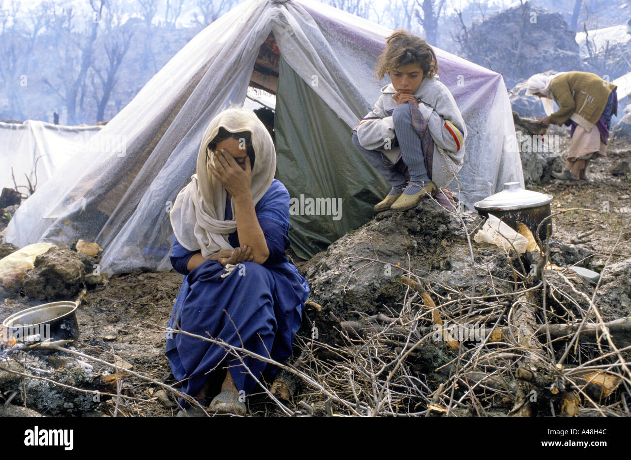 Kurdish refugees 1991 refugee camp hi-res stock photography and images ...