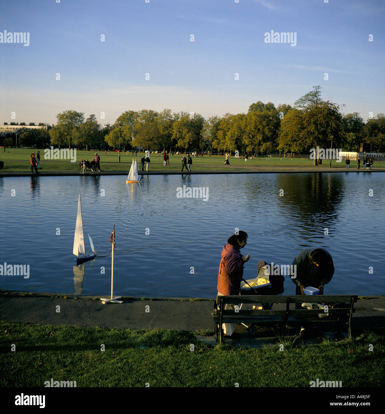 model yacht enthusiasts at clapham common london Stock Photo - Alamy