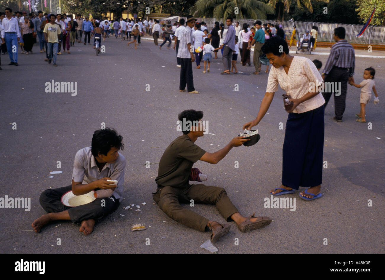 wounded ex soldiers begging in phnom penh cambodia Stock Photo - Alamy