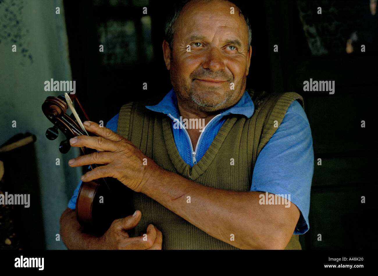 Male violin player hi-res stock photography and images - Alamy