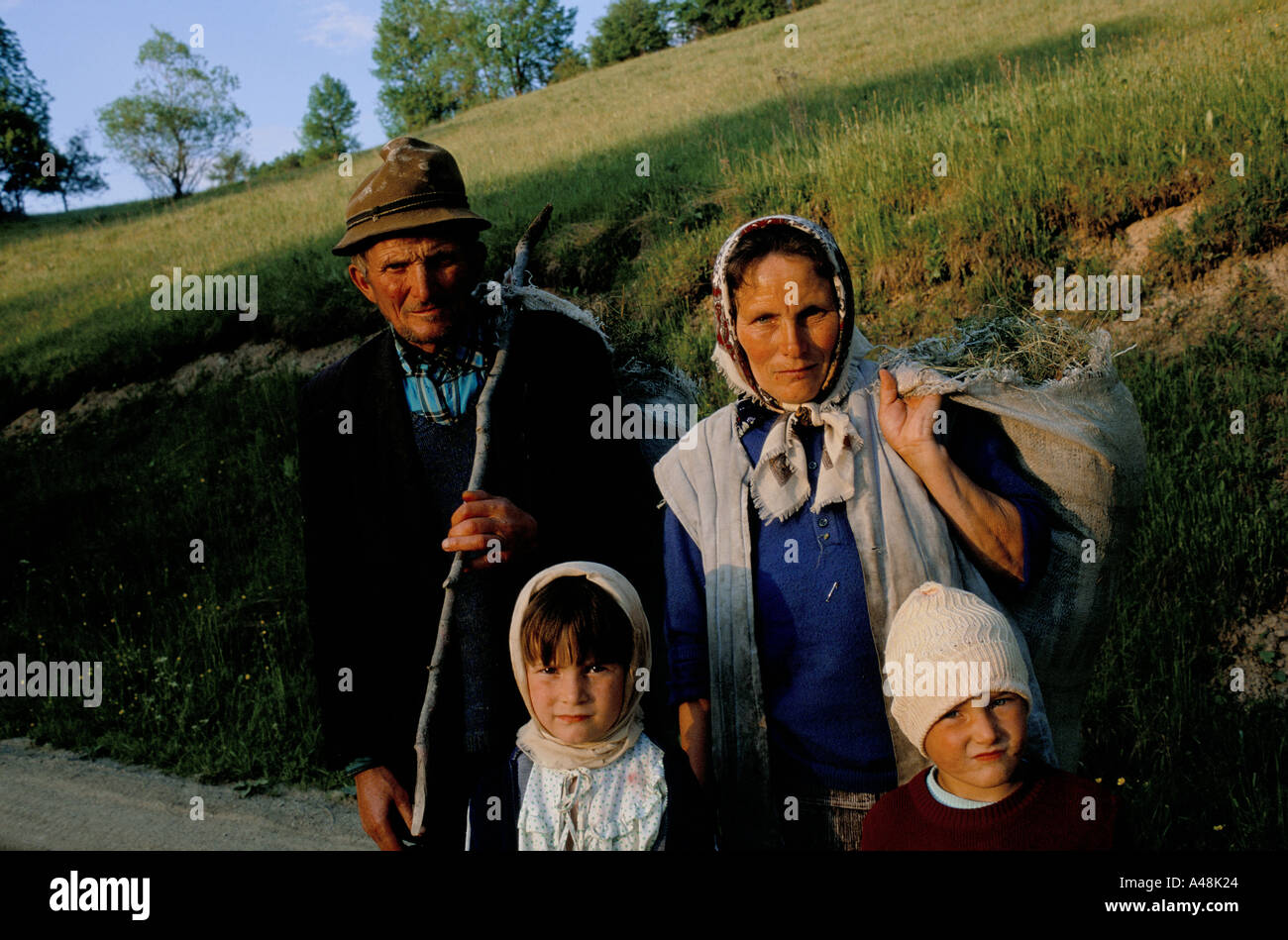 Child parents walk poor hi-res stock photography and images - Alamy