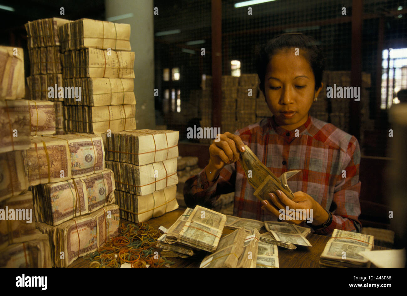 Cashier counting money hi-res stock photography and images - Alamy