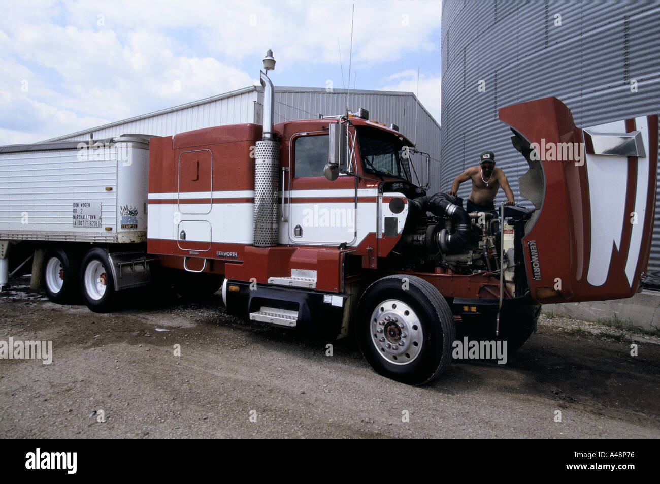 Exhaust pipe american truck hi-res stock photography and images - Alamy