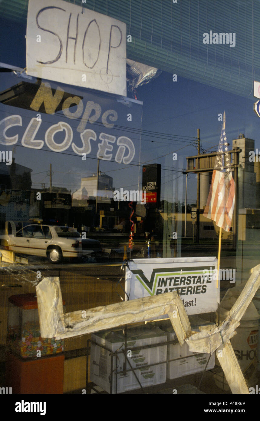 lincoln highway.gas station window emerson illinois 1993 Stock Photo ...