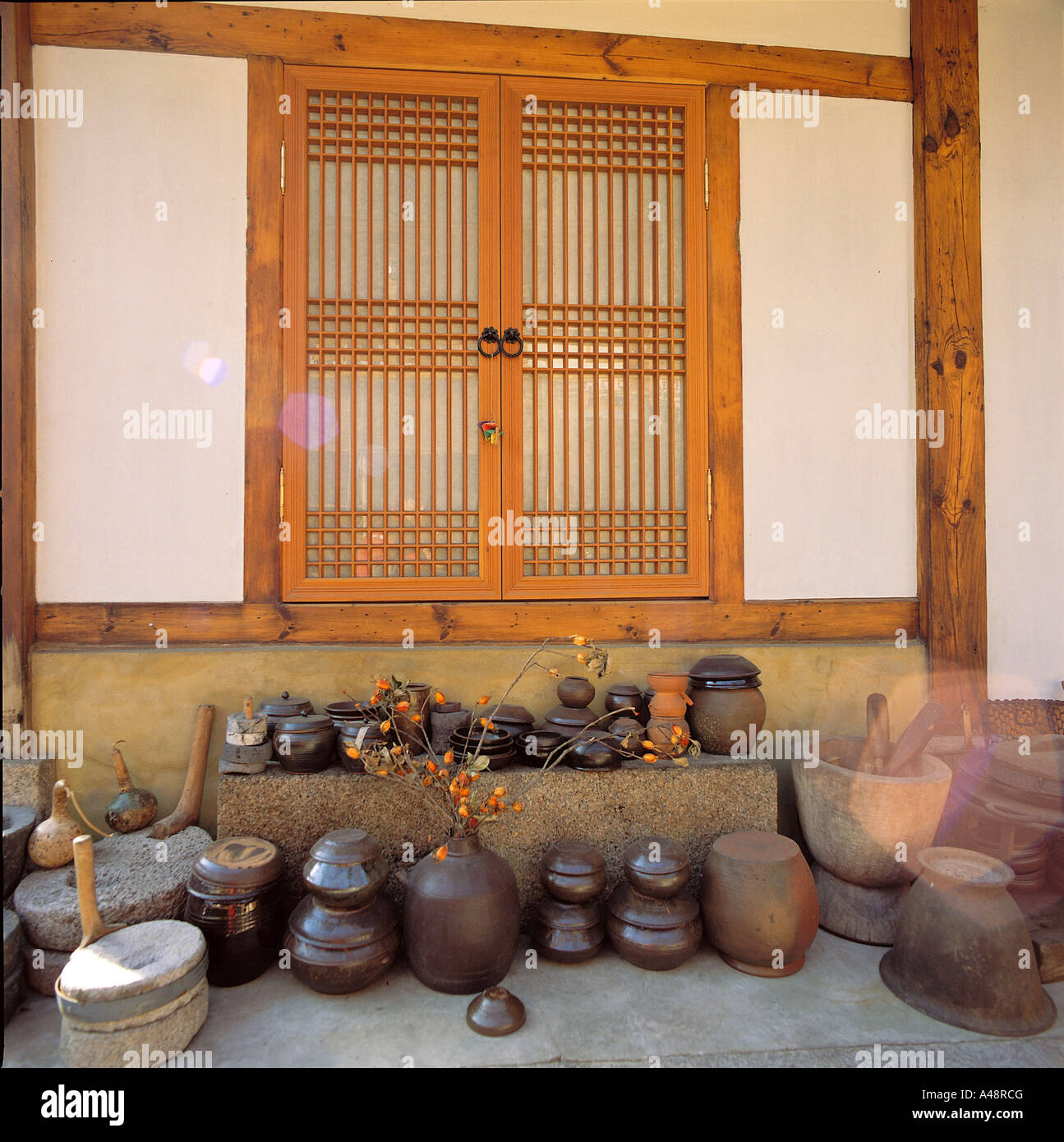 Traditional korean pottery hi-res stock photography and images - Alamy