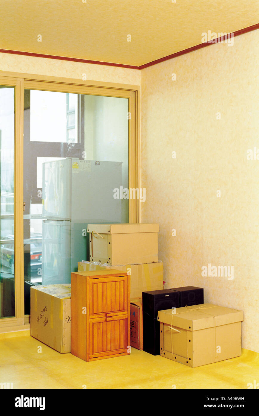 Cardboard boxes for refrigerator hi-res stock photography and images ...