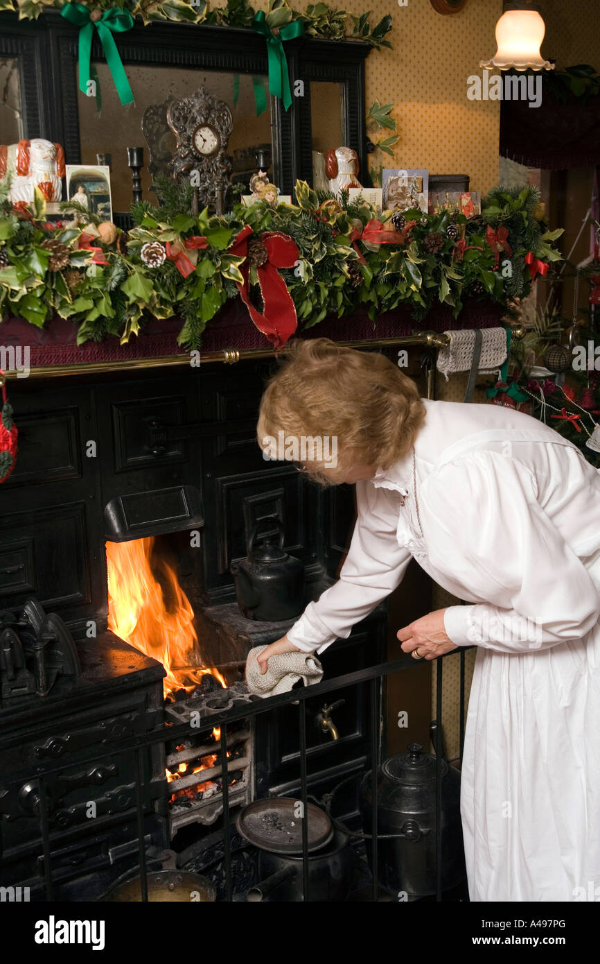 Victorian domestic servant hi-res stock photography and images - Alamy