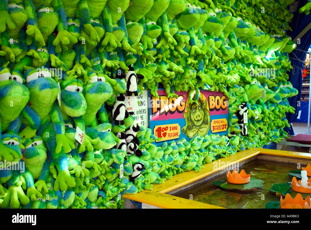 Frog arcade concession at State Fair of Texas Stock Photo - Alamy