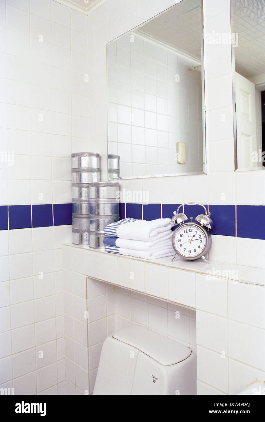 Hand mirror bin hi-res stock photography and images - Alamy