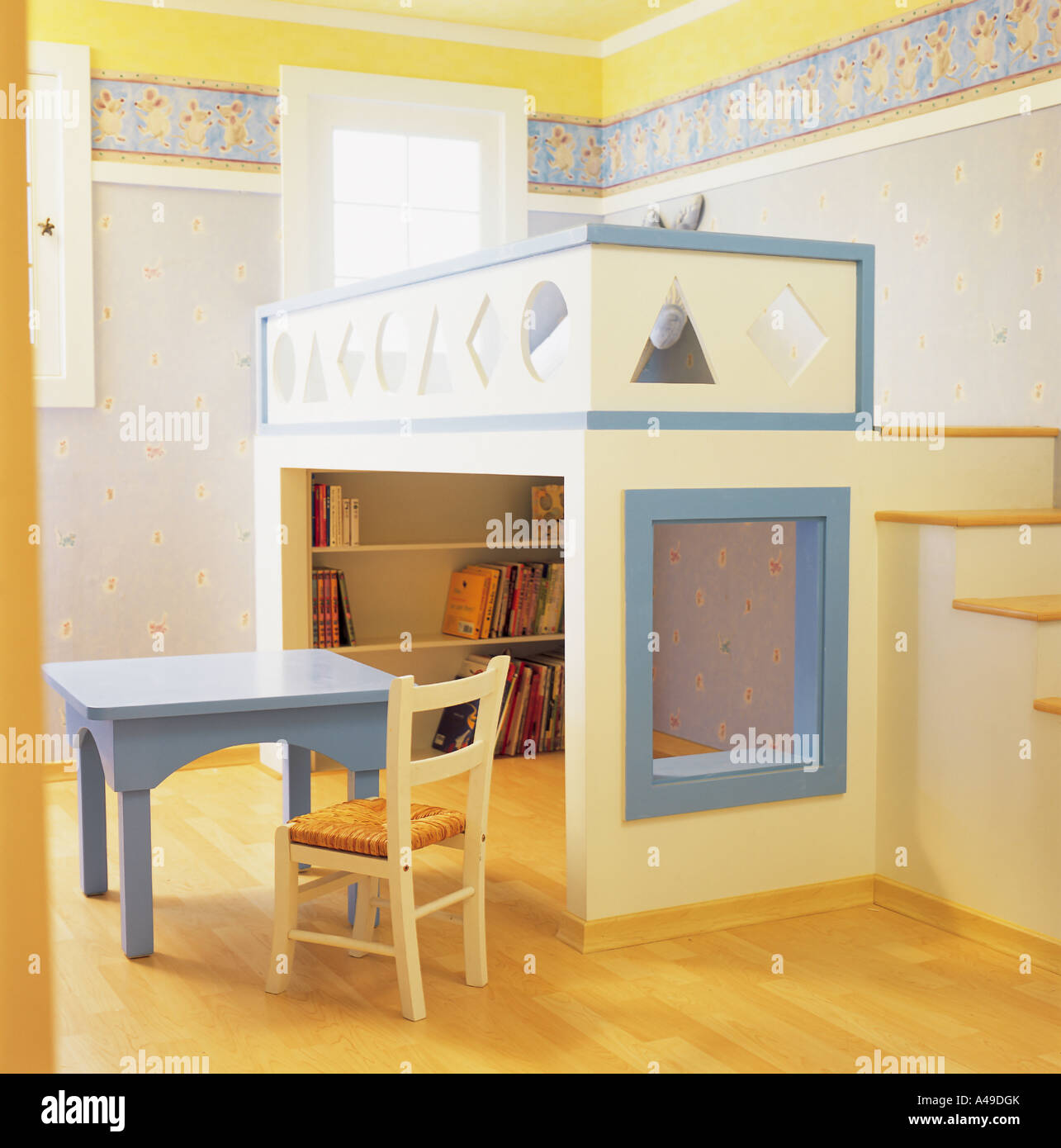 Empty chair and a desk in a room Stock Photo - Alamy