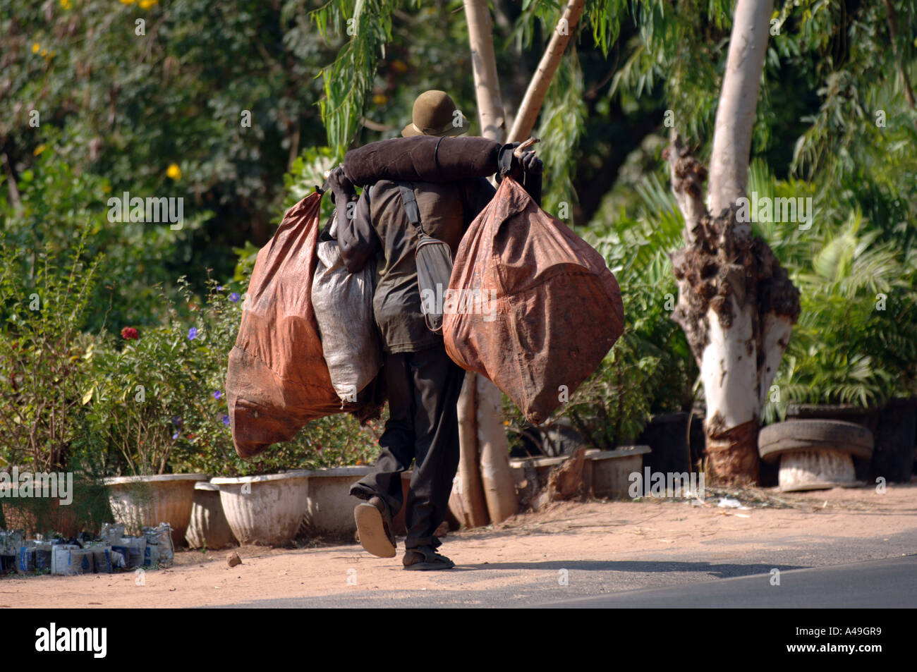 African man carry load on the head hi-res stock photography and images ...