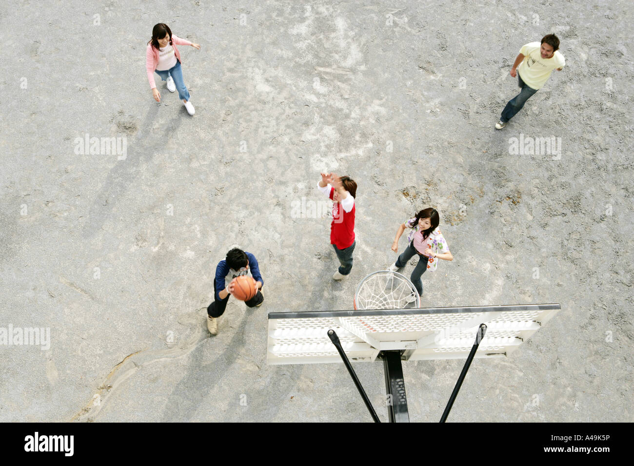 Five people playing basketball hi-res stock photography and images - Alamy