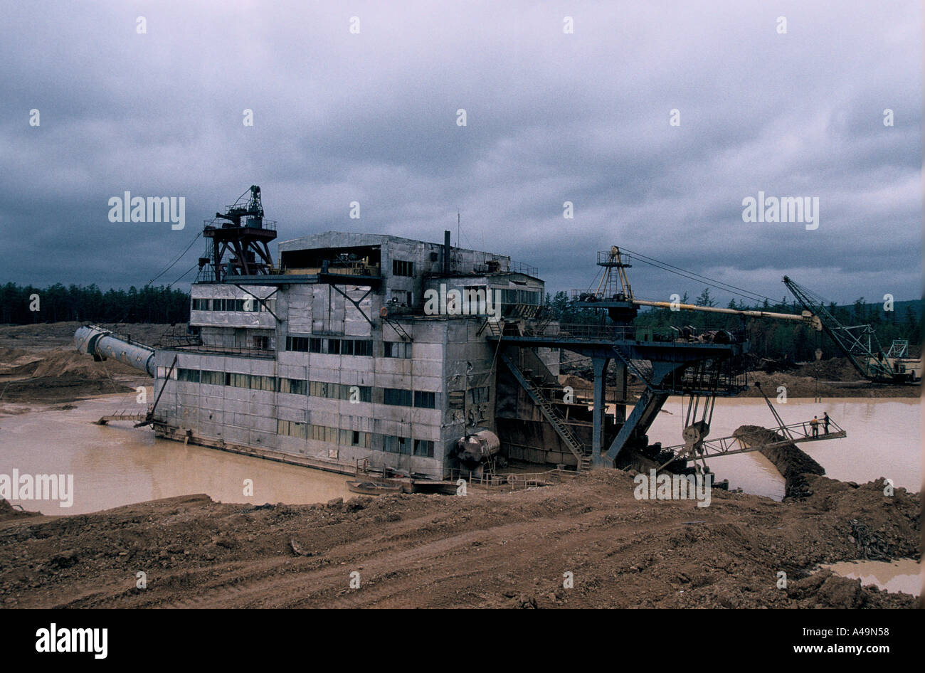 amur river russia goldmining dredge five storeys high mnogovershinney ...