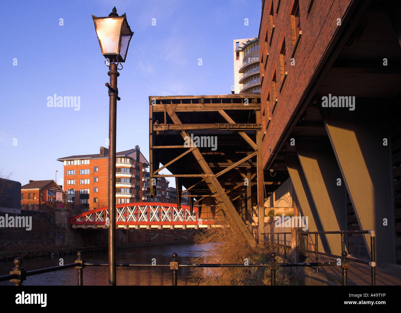 Derelict warehouse alongside the River Irwell, Spinngingfields ...