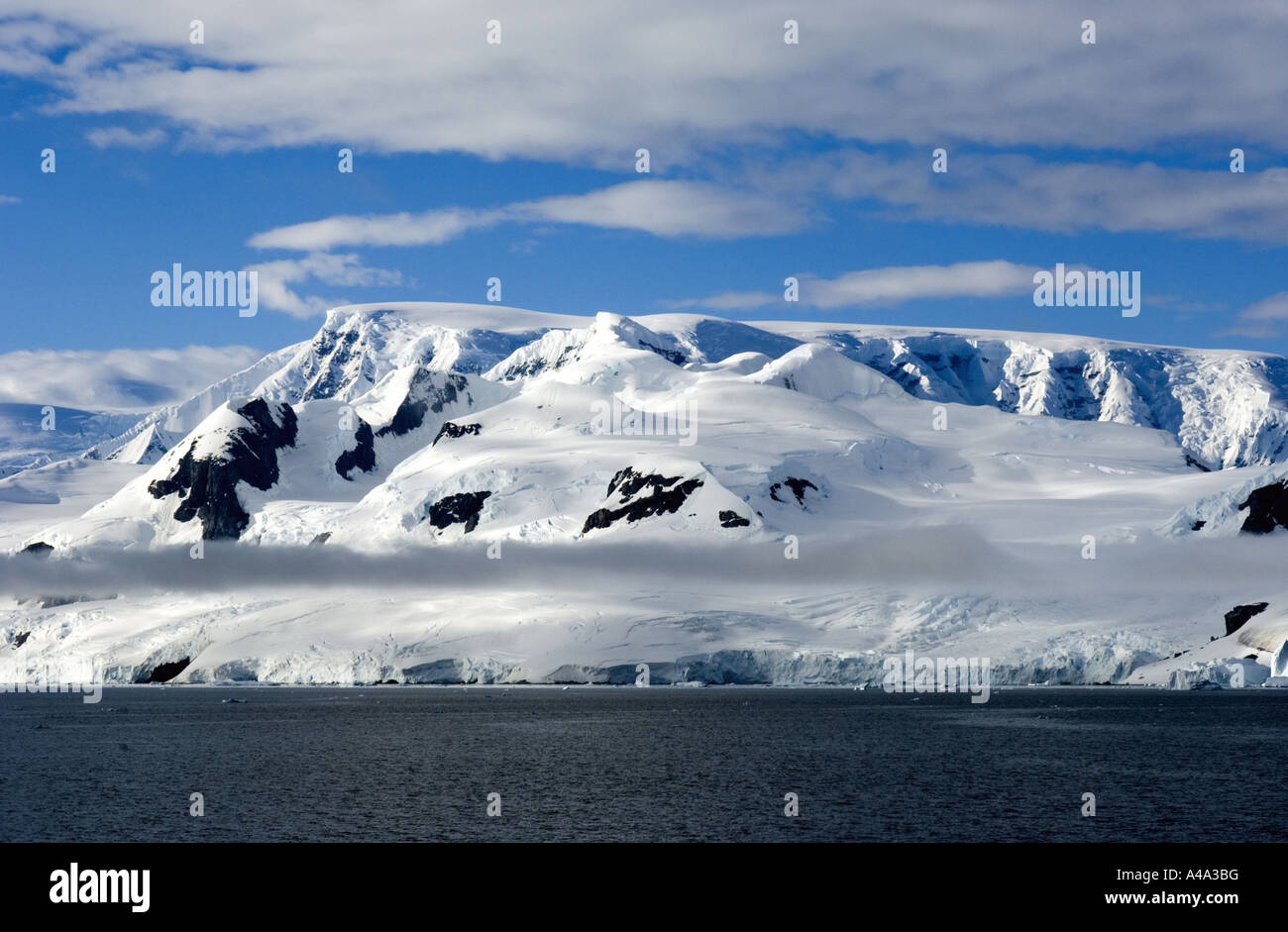 Dark antarctic seascape hi-res stock photography and images - Alamy