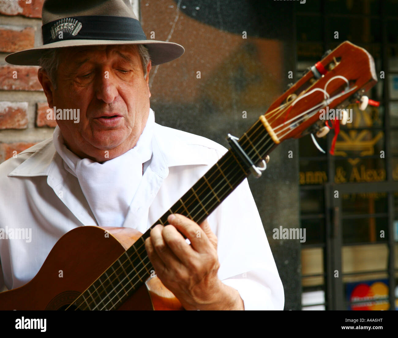old man playing guitar buenos aires Stock Photo - Alamy