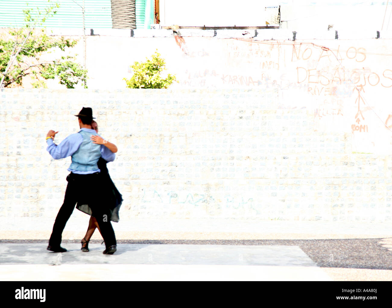 Tango pose hi-res stock photography and images - Alamy