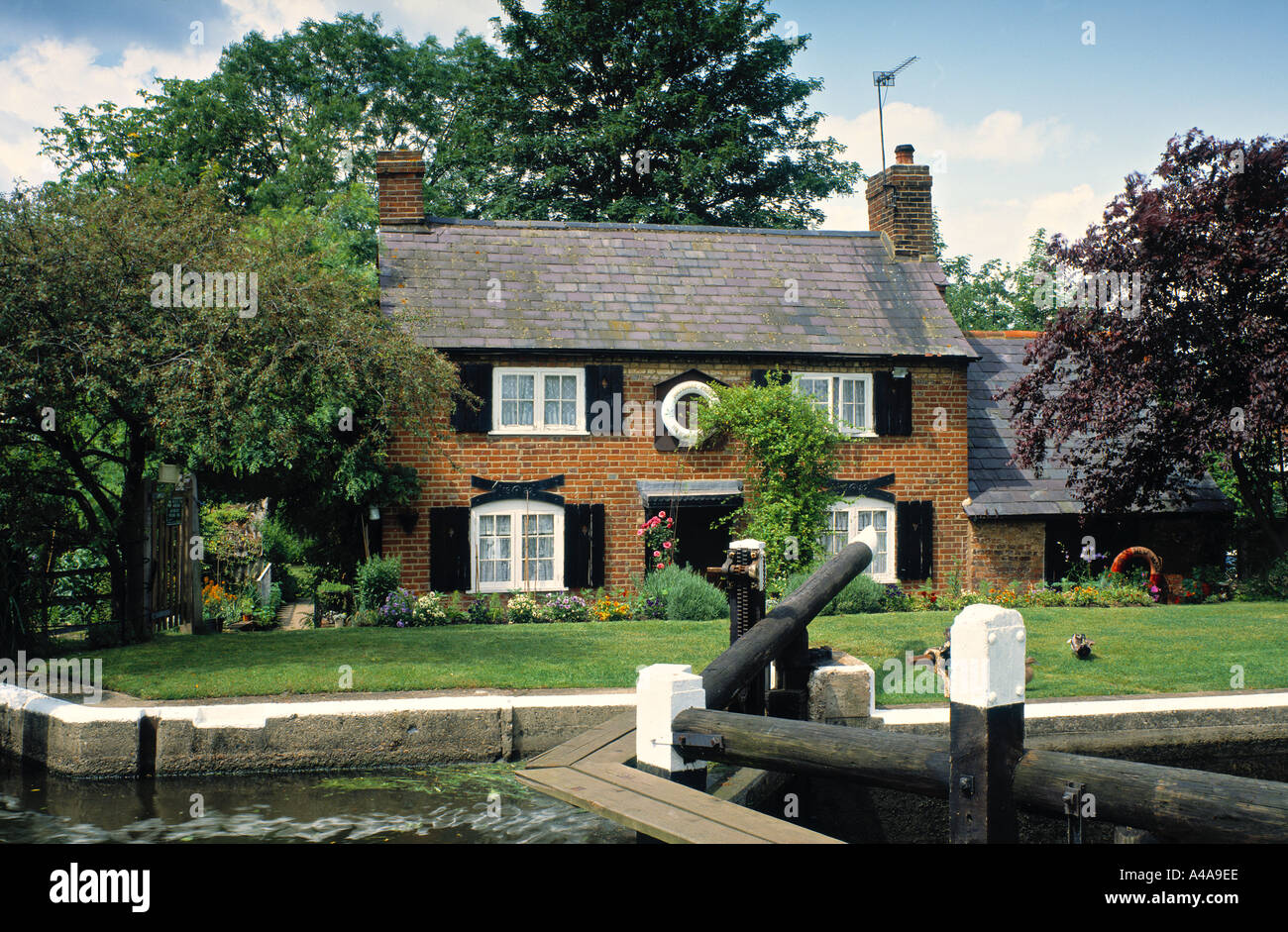 Surrey cottage hi-res stock photography and images - Alamy