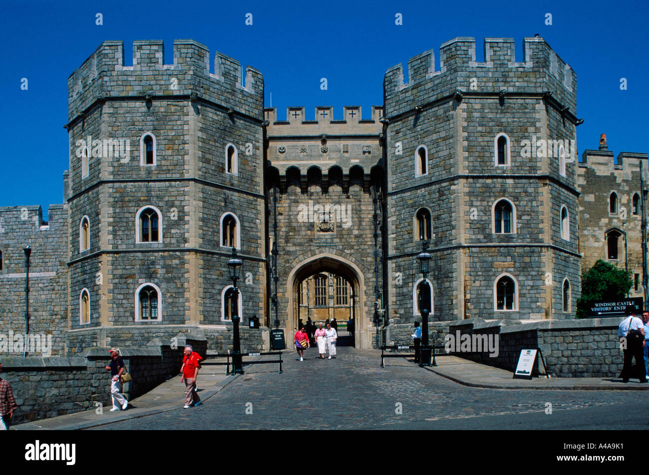 Windsor castle entrance hi-res stock photography and images - Alamy