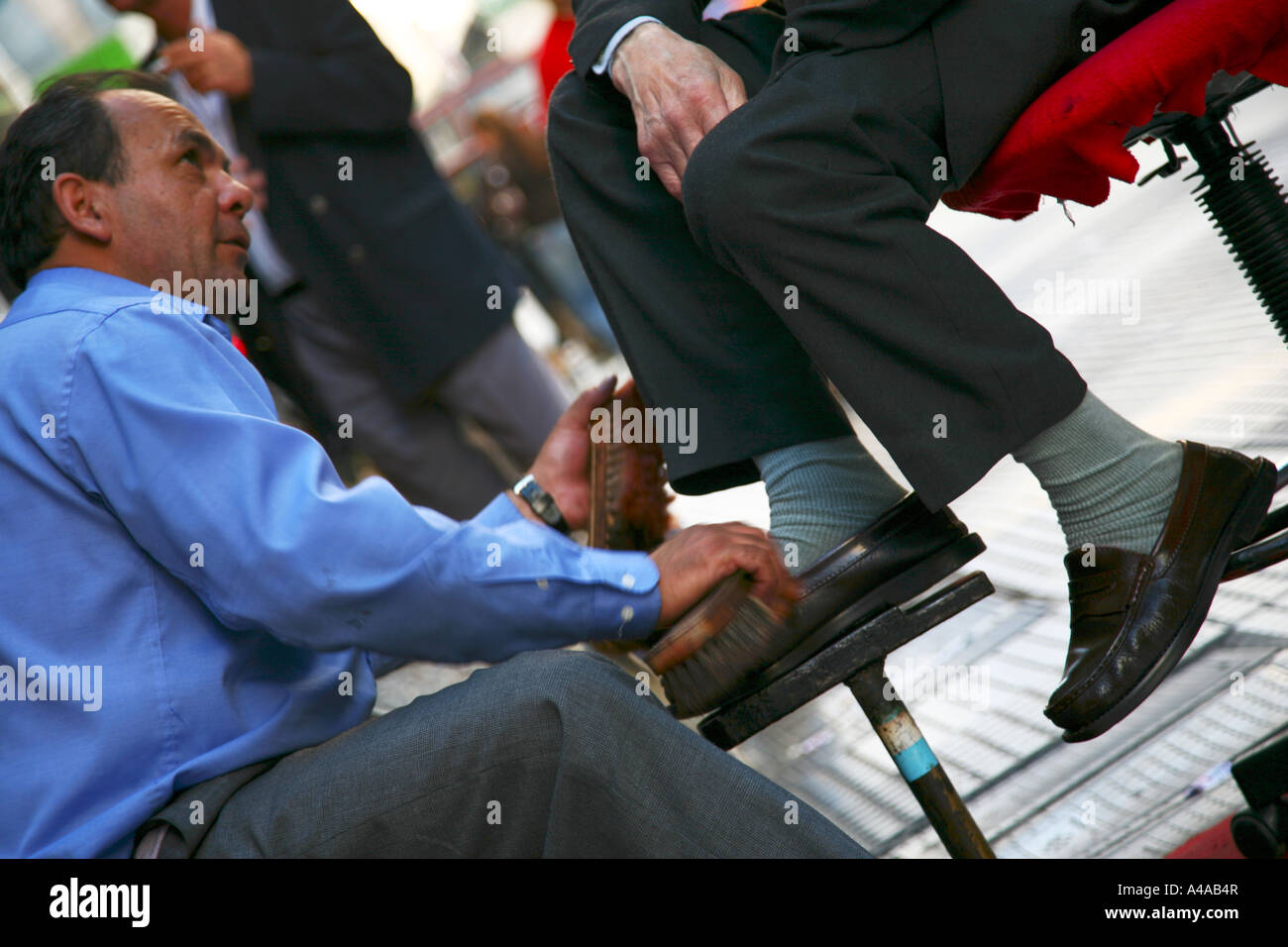 shoe shine man buenos aires Stock Photo - Alamy