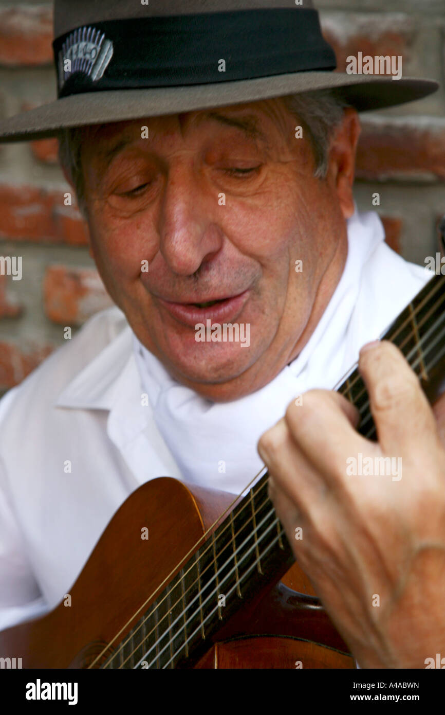 old man playing guitar buenos aires Stock Photo - Alamy