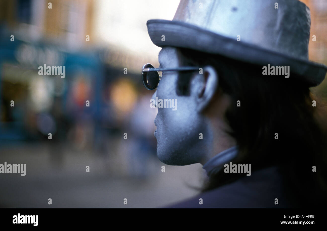 Silver painted man hi-res stock photography and images - Alamy