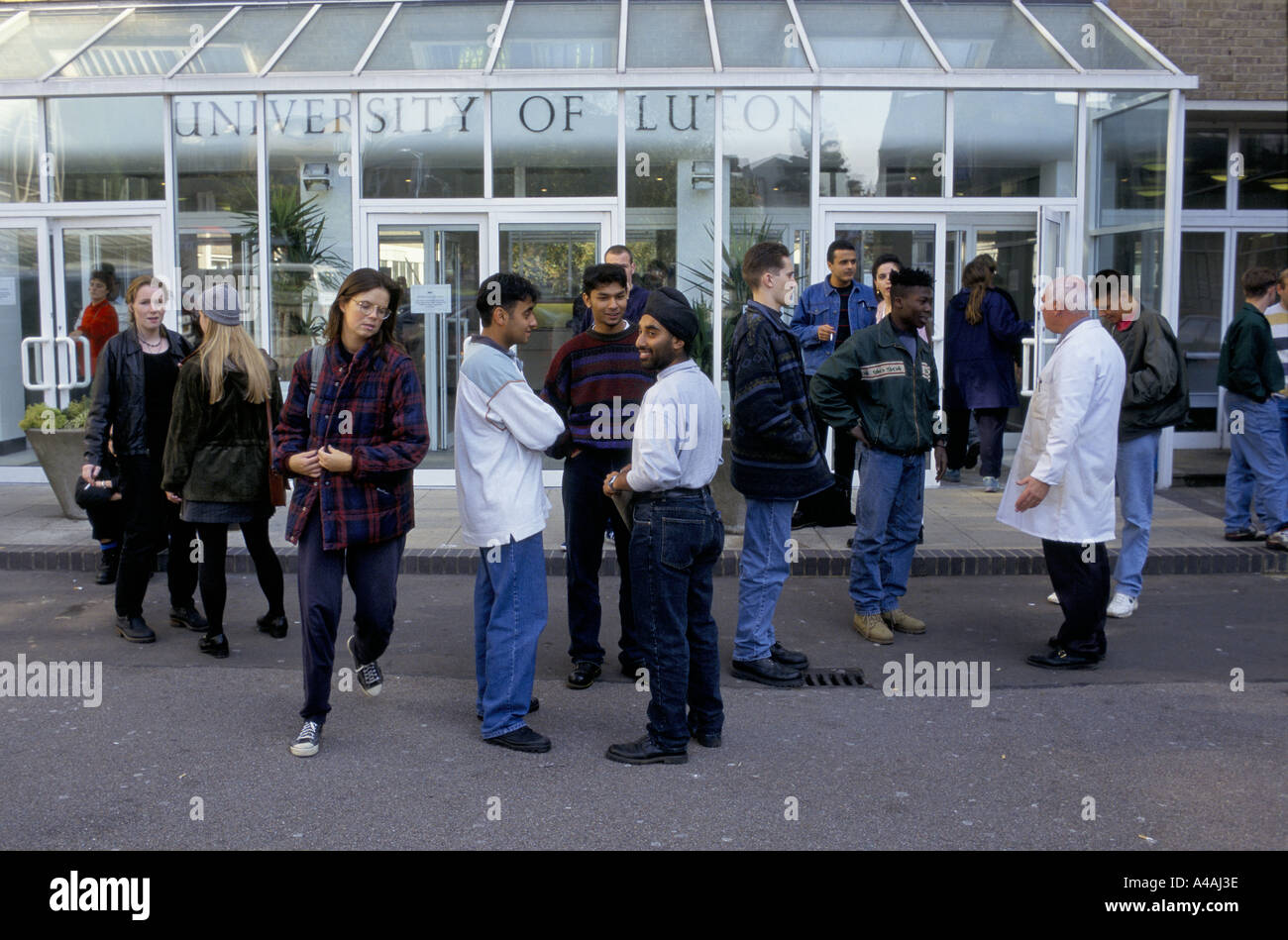 luton university 1994 students meet outside Stock Photo - Alamy