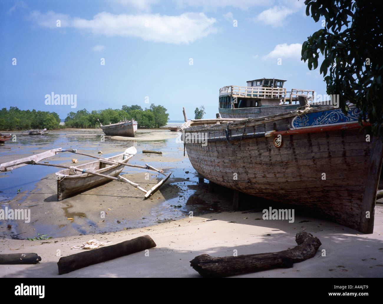 Traditional boatyard building wooden boats hi-res stock photography and ...