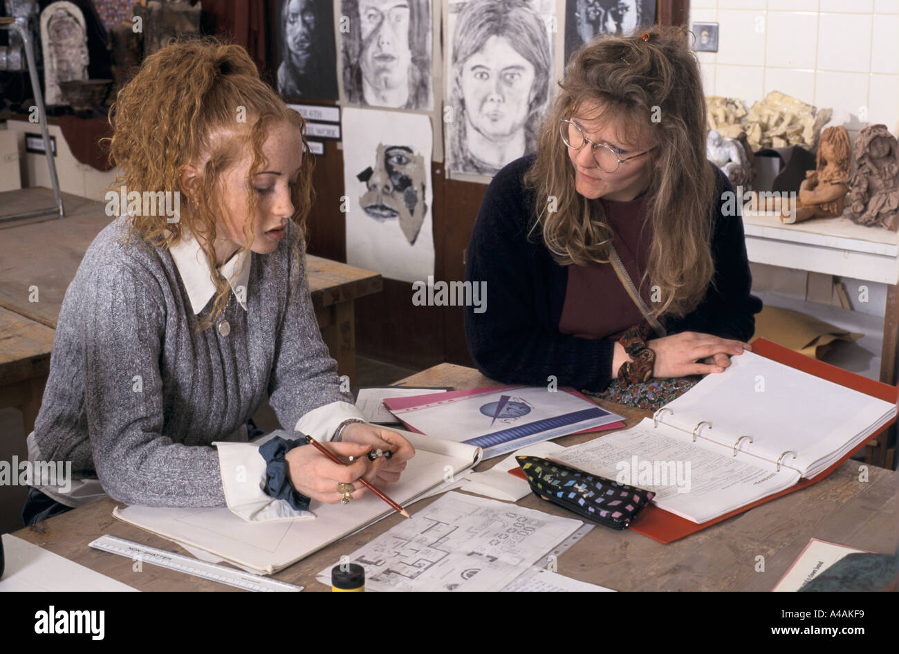 Secondary school art lesson hi-res stock photography and images - Alamy
