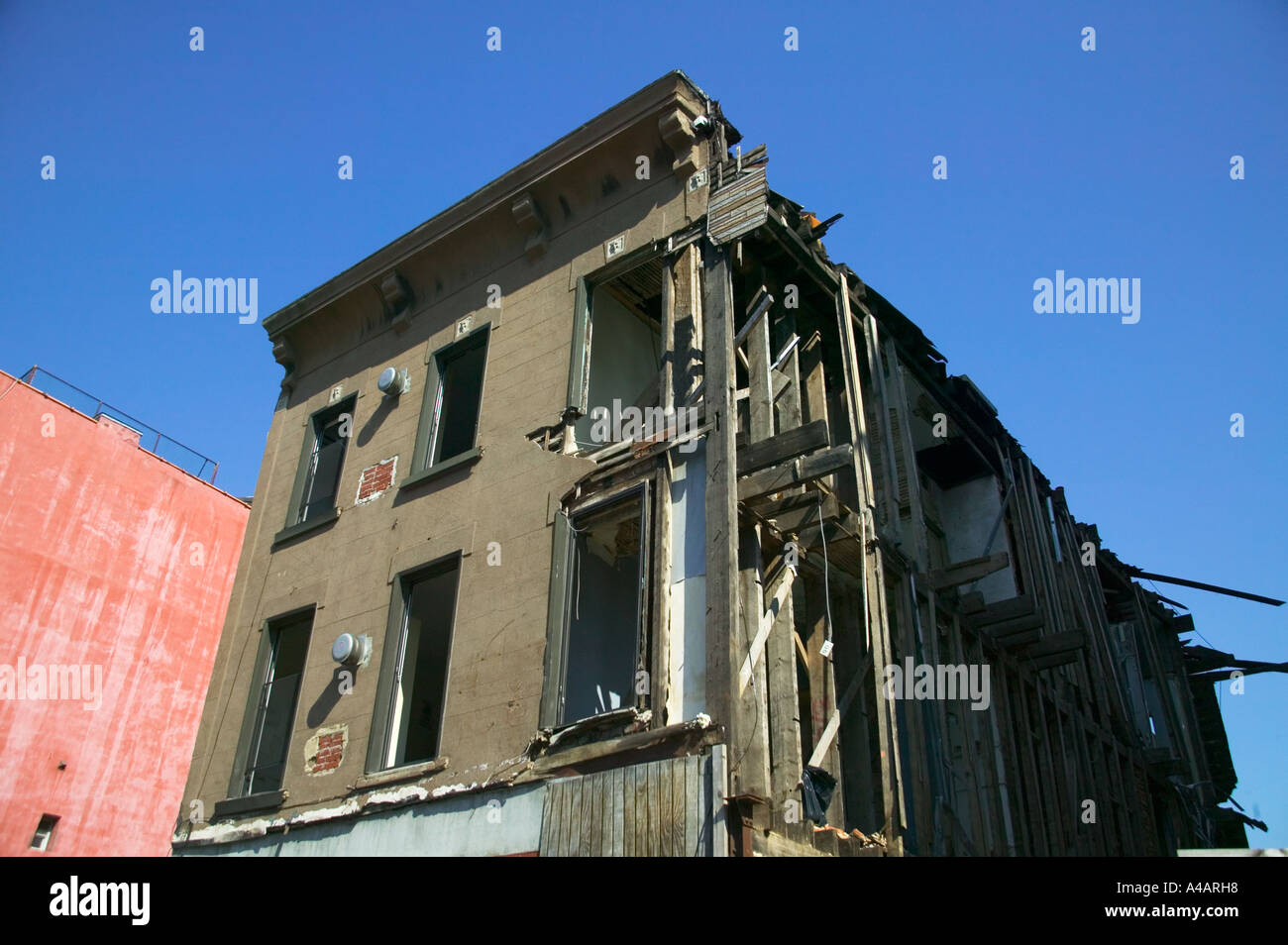 RUN DOWN BUILDING READY FOR DEMOLITION Stock Photo - Alamy