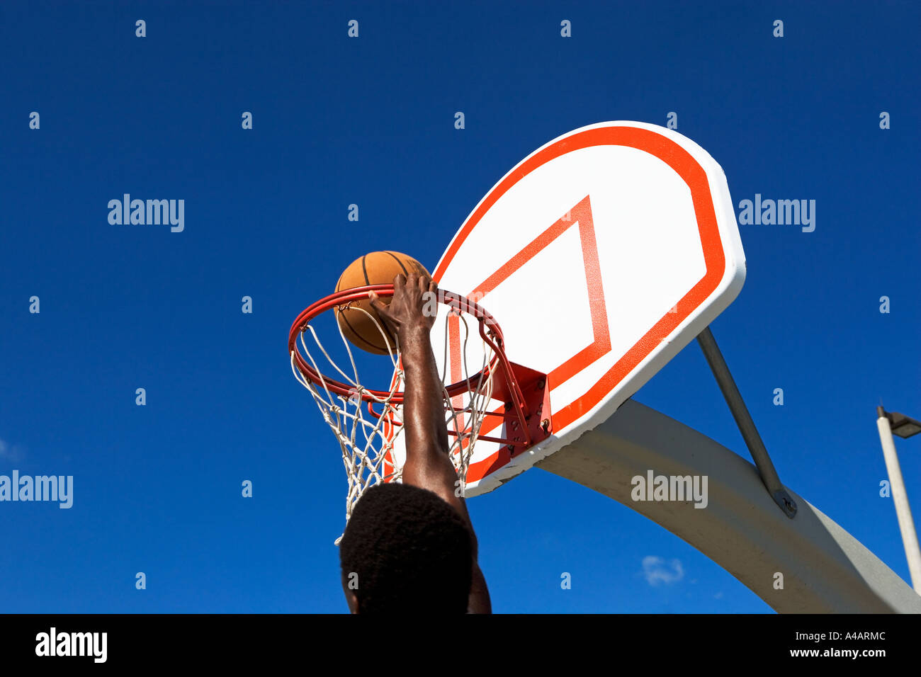Black man dunking basketball hi-res stock photography and images - Alamy