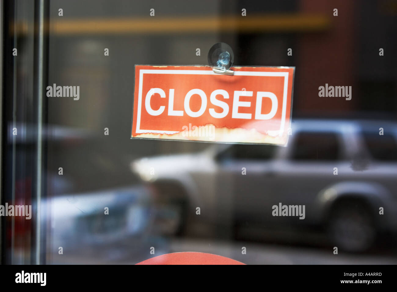 CLOSED SIGN ON STORE WINDOW Stock Photo - Alamy