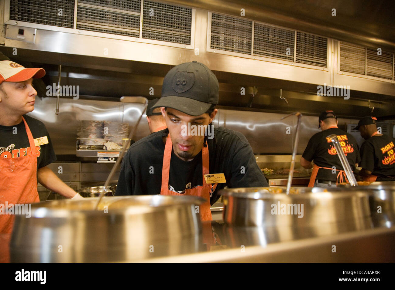 Hooters restaurant hi-res stock photography and images - Alamy