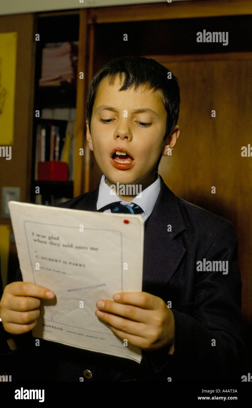 Reading out loud hi-res stock photography and images - Alamy
