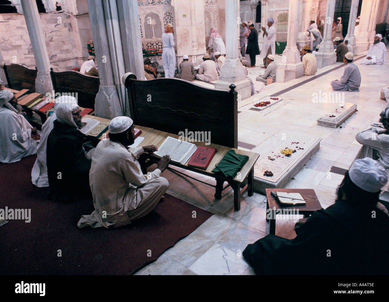 People praying at the Data Ganj Bakhsh shrine, Lahore, Pakistan Stock ...