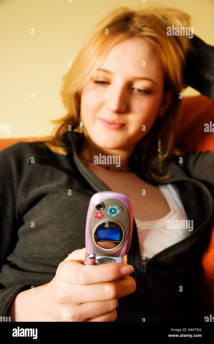 teenager sending a text message to her friends Stock Photo - Alamy