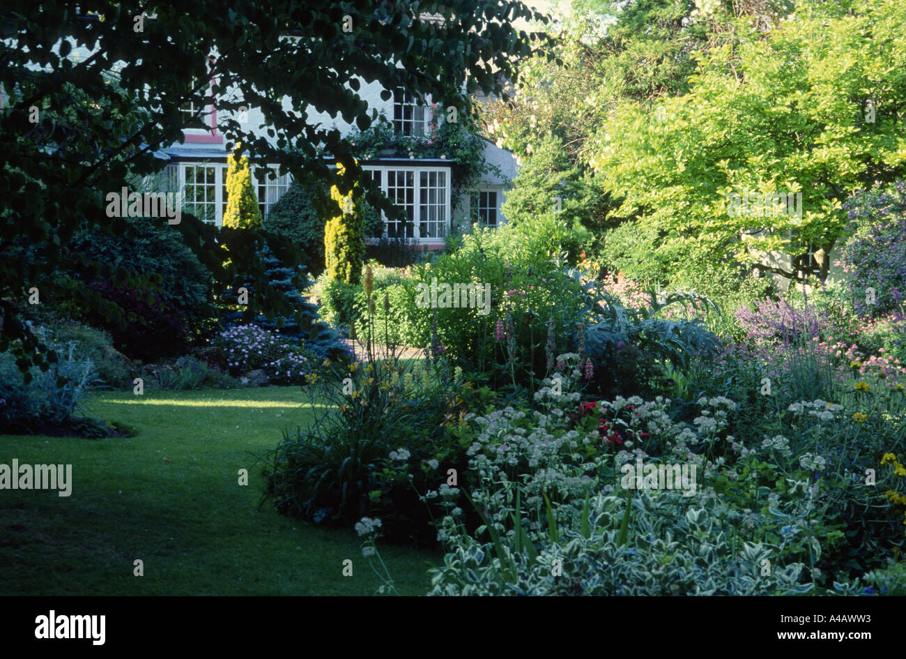 Shady gardening hi-res stock photography and images - Alamy