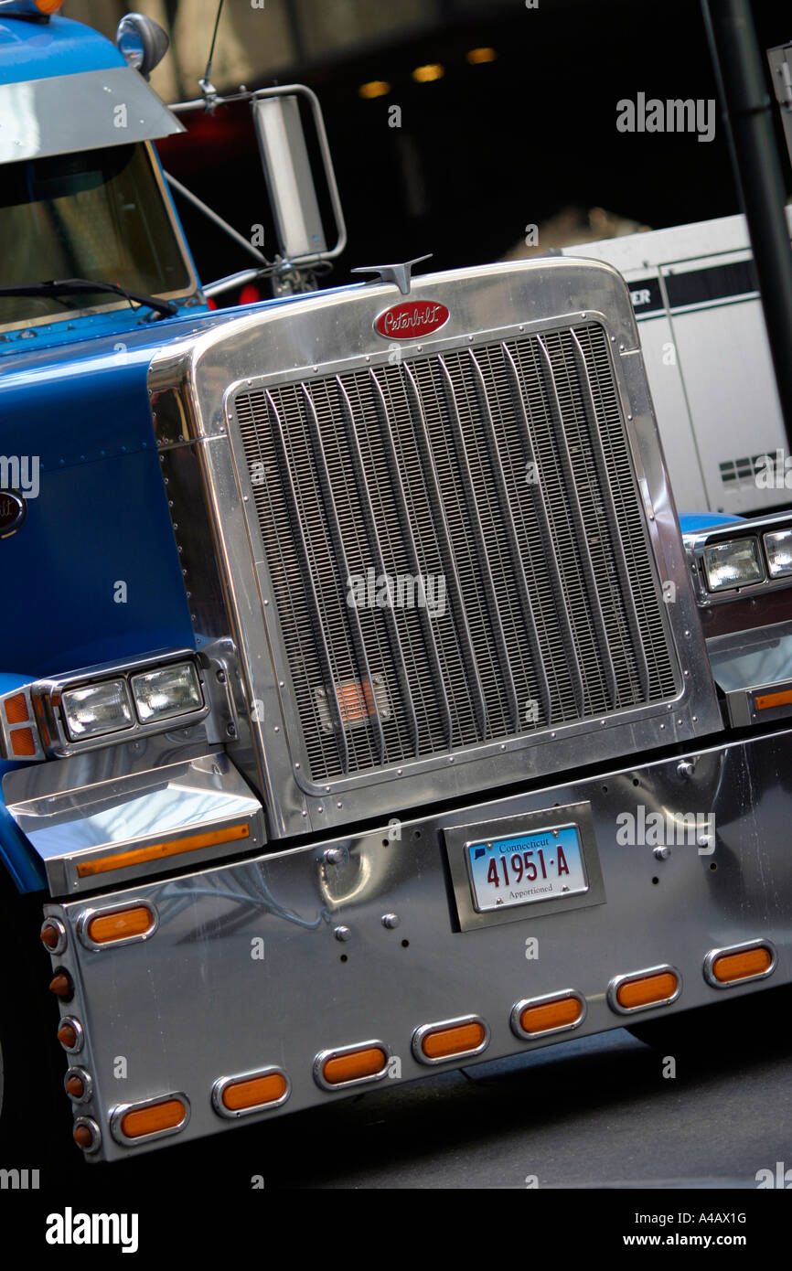 Grill of a Peterbilt american truck Stock Photo - Alamy